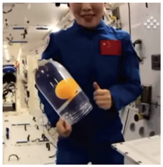 天宫课堂”第一课上王亚平做了一个有关浮力的实验。在太空中乒乓球并没有像在地面一样浮在水面而是停留在了水中如图。下列有关该现象的解释